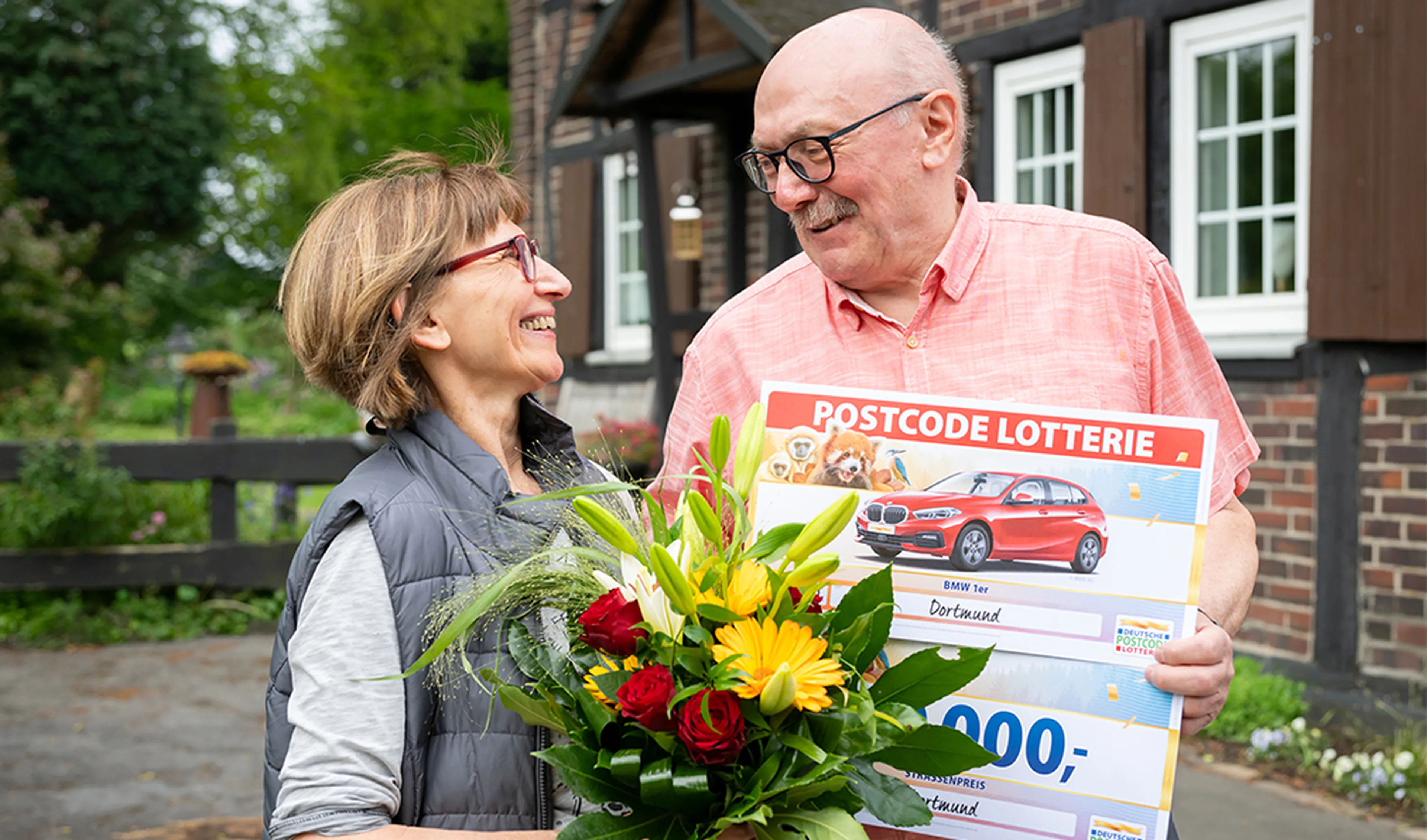 Der Straßenpreis Gewinner in Dortmund freut sich über 10.000 Euro und einen BMW 1er von der ...